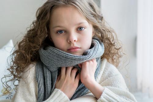 Angine de l'enfant : la maladie qui arrive avec le froid - Être parents