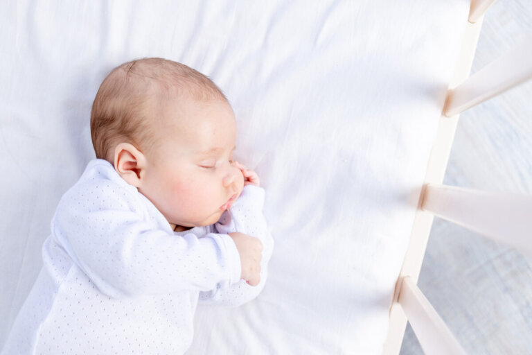 Comment faire dormir mon bébé dans son berceau